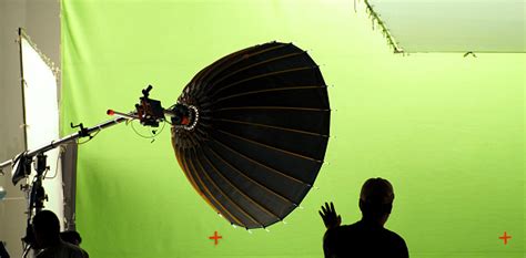 무대 뒤에서 비디오 제작 영화 제작진과 카메라맨이 스튜디오에서 영화 감독과 함께 작업하는 Tv 상업 영화 제작 영화 제작 컨셉 실루엣 스타일 감독에 대한 스톡 사진 및 기타