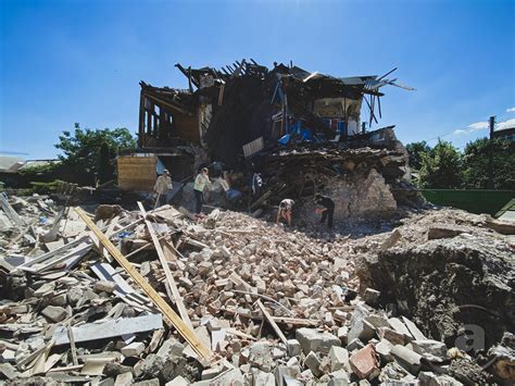 Харківяни розбирають завали зруйнованих РФ будівель фото Mediaport