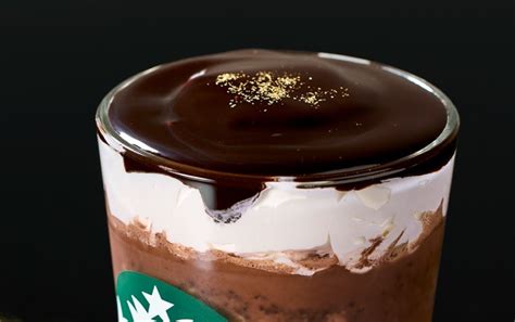 キラキラと華やかに輝くオペラケーキのような仕上がり♡ スターバックスからバレンタインシーズン第2弾「オペラ フラペチーノ®」が期間限定で登場