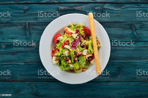 치즈 견과류와 신선한 야채 샐러드입니다 에 나무 배경 최고의 볼 수 있습니다 텍스트에 대 한 공간을 복사 합니다 0명에 대한