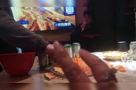 春节生活纪 00后的k歌之王 非专业里的专业歌声虎年不福不行歌声专业生活