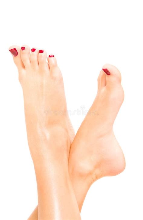 Красивые женские ноги с красным Pedicure Стоковое Изображение ...