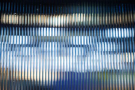 파란색 폴리카보네이트 플라스틱 배경과 질감 투명 소재 골판지 플라스틱 표면 칸막이 벽 또는 지붕에 사용 추상적인 파란색 줄무늬 수직 유리 벽입니다 0명에 대한 스톡 사진 및