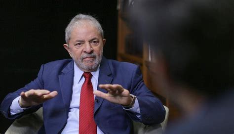 Lula concede primeira entrevista na prisão