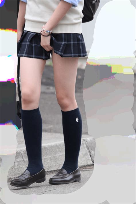 超ミニスカJKの制服から伸びるすべすべぴっちぴちな太もも画像70枚 芸術は太ももだっ
