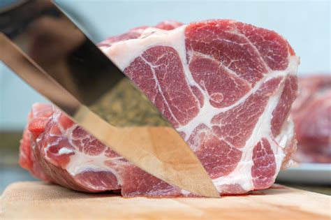 여성의 손을 클로즈업 한 칼로 커다란 신선한 돼지고기 를 도마에 얹고 공간을 복사합니다 0명에 대한 스톡 사진 및 기타 이미지