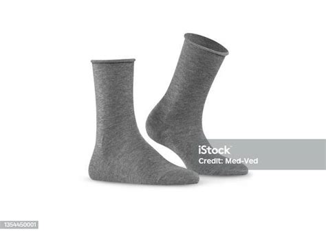 흰색 배경에 고립 된 디자인을위한 회색 색상 짧은 미니 양말 모형 광고 로고 브랜딩을 위한 모의 및 라벨로 스포츠를 위한 짧은 양말 세트 페어 스포츠 코튼 양말 3 명에