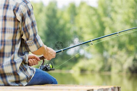 夏天钓鱼靠近坐桥上钓鱼的家伙高清图片下载 正版图片300303399 摄图网