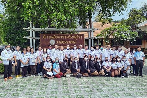 ผู้หญิง รศ ดร สันติ พิมพ์ใจใสนำคณะฯเลี้ยงอาหารกลางวันผู้สูงอายุ