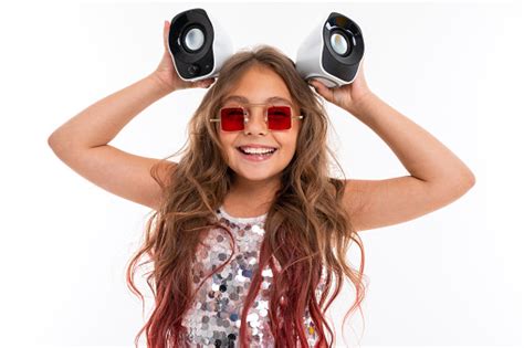 작은 예쁜 백인 소녀는 음악 열과 미소 흰색 배경에 고립 된 사진으로 음악을 듣습니다 건강한 생활방식에 대한 스톡 사진 및 기타 이미지 건강한 생활방식 기둥 건축적