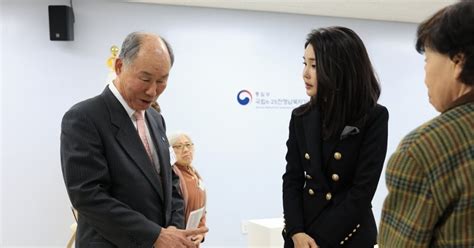 납북자·억류자 가족과 대화하는 김건희 여사