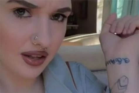 Mulher pede tatuagem de personagem da Marvel mas ganha pênis no braço