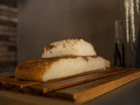 Ciabatta En Forma Cortada En Una Superficie De Madera Pan Italiano