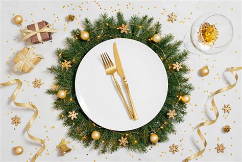 흰색 배경에 금 장식과 칼 붙이가 있는 크리스마스 황금 테이블 설정 아름다운 새해 봉사 위에서 본 모습 0명에 대한 스톡 사진 및 기타 이미지 Istock