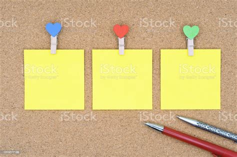 코르크 보드에 여러 가지 색상의 옷핀과 볼펜이 있는 노란색 스티커 3개 0명에 대한 스톡 사진 및 기타 이미지 0명 개념