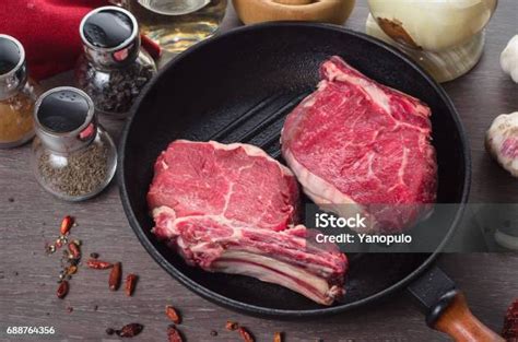 나무 배경에 그릴 팬에 원시 신선한 고기 갈비 눈 눈 스테이크 구성 놀라움에 대한 스톡 사진 및 기타 이미지 놀라움 비프스테이크 토마토 사진 이미지 Istock