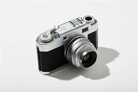 빈티지 레인지 파인더 35mm 필름 카메라 에 화이트 배경 와 가혹한 그림자 0명에 대한 스톡 사진 및 기타 이미지 0명