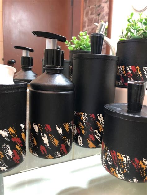 Conjunto De Banheiro Feito Embalagem De Creme De Cabelo E