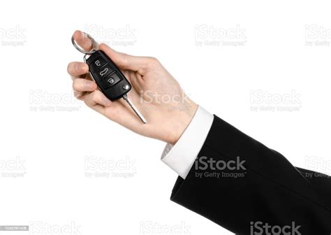 비즈니스 테마 흰색 배경에 고립 된 차 키를 들고 검은 양복에 자동차 세일즈 맨 고객에 대한 스톡 사진 및 기타 이미지 고객