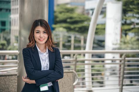 아름 다운 아시아 여자의 초상화 명랑 모양과 자신감 느낌 성공 일 동안 야외에 서 있다 갈색 머리에 대한 스톡 사진 및 기타