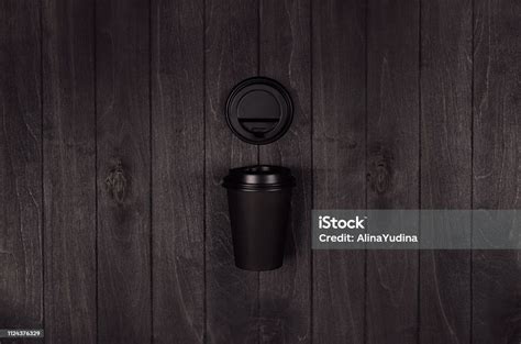 커피 포장 이랑검은 종이 컵 및 복사 공간 커피숍 인테리어와 어두운 검은 나무 보드에 빈 모자 브랜드 정체성 광고 디자인에 대