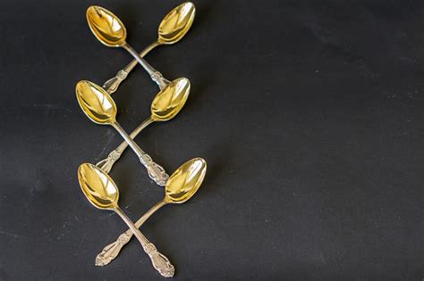 검은색에 금박 조각은 커피 스푼의 클로즈업 핸들 향수 개념의 장식품 초점의 얕은 깊이 0명에 대한 스톡 사진 및 기타 이미지
