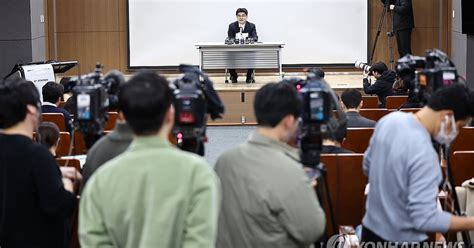 비대위 총회 결과 브리핑하는 방재승 위원장