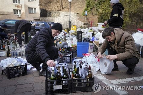 ′조국 지킨다′우크라 민간인 러에 맞서 화염병 저항 연합뉴스