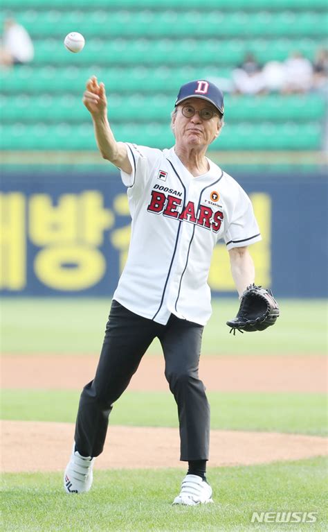 화제의 시구·시투 현장 윤윤수 휠라코리아 회장의 시구 Zum 뉴스