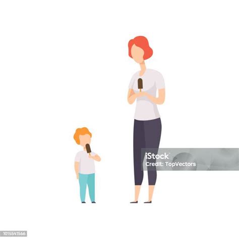 어머니와 그녀의 작은 아들 먹는 아이스 냉동된 여름 디저트 먹고 즐기는 사람들이 흰색 배경에 그림을 벡터 귀여운에 대한 스톡