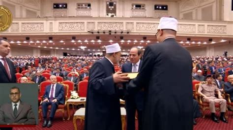 شيخ الأزهر يهدي الرئيس السيسي نسخة من القرآن الكريم