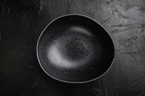 검은 색 도자기 그릇 텍스트 또는 음식에 대한 복사 공간 텍스트 또는 음식에 대한 복사 공간 상단 보기 평면 누워 검은 어두운