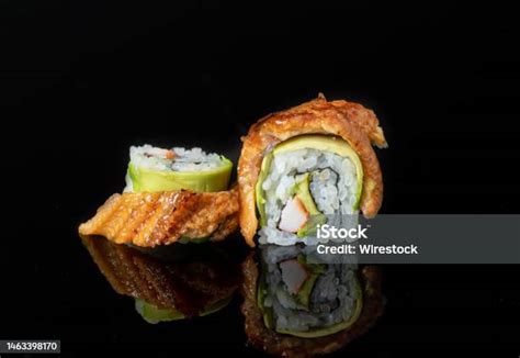 검은 배경에 격리 된 게 스틱과 아보카도를 곁들인 맛있는 스시 롤 0명에 대한 스톡 사진 및 기타 이미지 0명 검은색 게