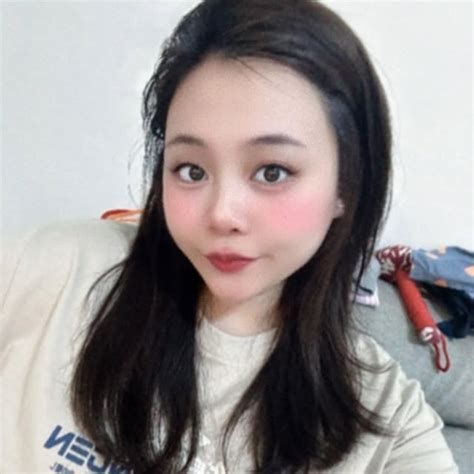 雖然藝人是公眾人物 但我覺得他們也是人也是需要隱私 當他們不在舞台上表演的時候 就是一般人 為什麼沒人懂這個道理 而且拍人家小孩很不禮貌說真的