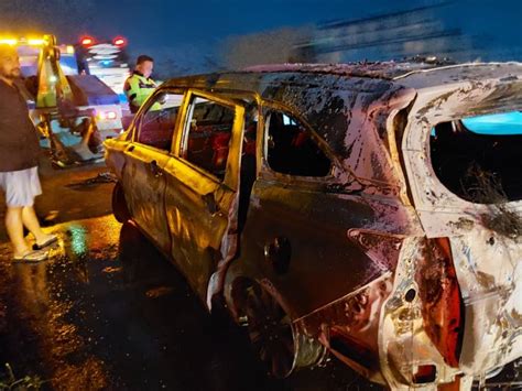 Kecelakaan Di Jalan Tol Pekalongan Mobil Avanza Hangus Terbakar