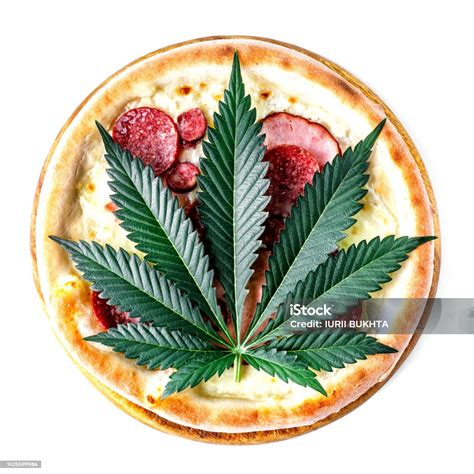 대마초 잎과 유기농 재료로 만든 수제 피자대마초는 피자에 장식합니다 메뉴에 맛있는 대마초 피자 Cbd 오일에 대한 스톡 사진 및