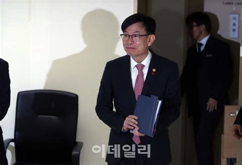 포토 유통업계와의 간담회 참석하는 김상조 위원장