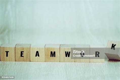 전략 기획 비즈니스 개념에서 위험 사업 또는 나무를 배치 하는 엔지니어 차단 문자 예 팀웍 테이블에 라이더 Ideasfor