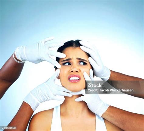 손 장갑 스킨케어 성형수술 얼굴 상담을 위해 스튜디오에서 무서워하는 여성 여성 모델 얼굴 변화 치료 또는 의사에 대한 충격과 스트레스 파란색 배경으로 피부과 무서움에 대한