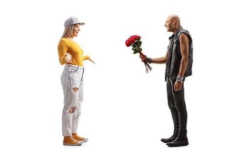 젊은 여성에게 빨간 장미 꽃다발을 주는 펑크의 전체 길이 프로필 샷 16 17 살에 대한 스톡 사진 및 기타 이미지 16 17 살 2명 40 44세 Istock