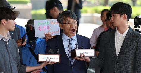 김건희 여사에 명품백 건넨 최재영 목사 피의자 소환