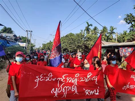 လောင်းလုံးတွင် အမျိုးသမီးများ ဦးဆောင်ကာ ဖက်ဆစ် စစ်တပ် တော်လှန်ရေး ချီတက် ဆန္ဒပြ Khit Thit Media