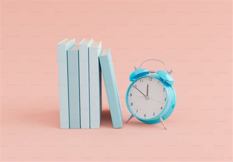 알람 시계가 있는 파스텔 색상의 책들이 줄지어 있다 학습 독서 시간 및 학교로의 복귀에 대한 최소한의 개념 3d 렌더링 사진 Unsplash의 자명종 이미지
