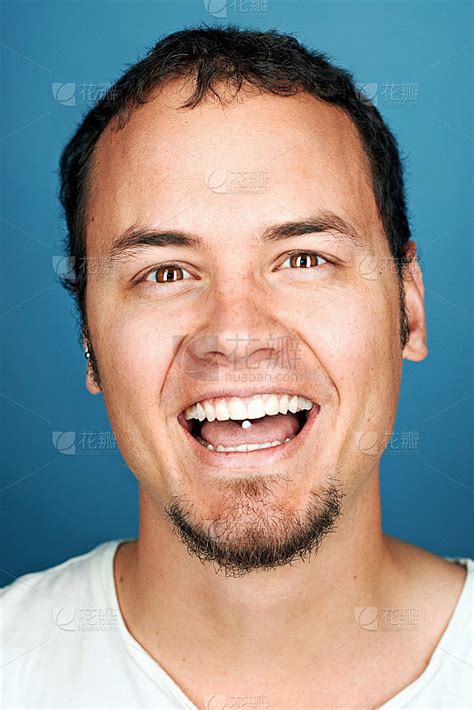 愚蠢的有趣的人