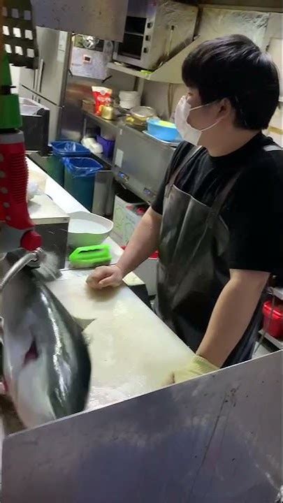 친구가 회를 썰때용현아 내가 인싸 만들어줄게 Youtube