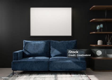 현대 거실의 검은 벽에 빈 검은 색 사진 프레임 현대적인 스타일로 인테리어를 모의 여유 공간 사진 포스터를 위한 공간을 복사합니다 블루 소파 선반 카펫 3d 렌더링 포스터에