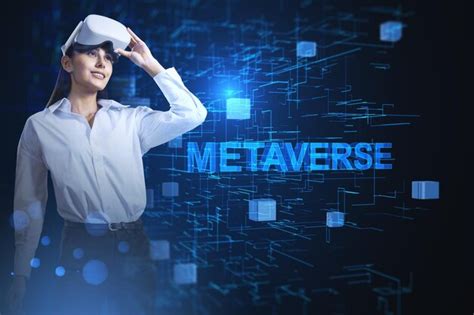 추상적으로 빛나는 파란색 메타버스 배경 게임 연결 및 Ai 개념 이중 노출에 Vr 안경을 쓴 매력적인 행복한 유럽 여성 사업가