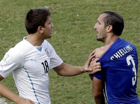 Il Morso Di Suarez A Chiellini è Costato Al Giocatore 253mila Euro Il Giornale