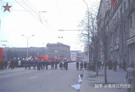 老照片 1970年苏联首都莫斯科的五一劳动节游行 充满了政治色彩 知乎