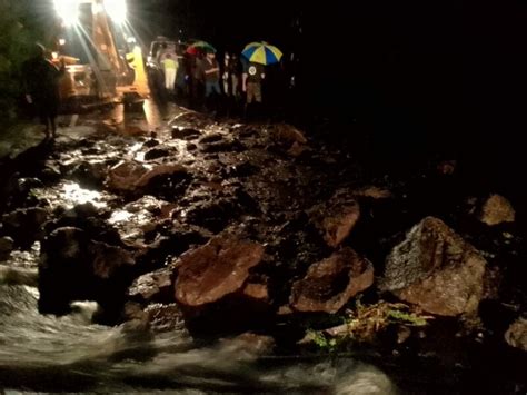 सप्तश्रृंगी घाटात दरड कोसळली ट्रस्ट प्रशासनाने रात्रीतून मार्ग केला